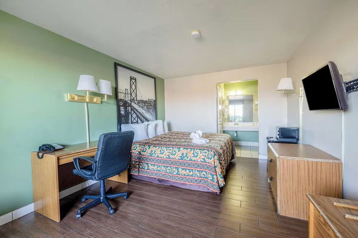 Clean Junior Room With Queen Bed Along Route 66 - Perfect For Road Trips - Barstow, CA