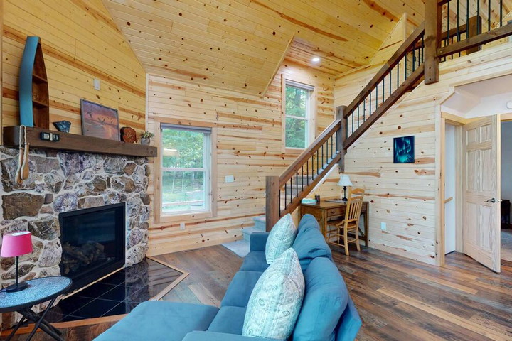 Lakefront Sunrise Lodge: Fireplace, Deck Views, Kayaks, Pier & Firepit - Rhinelander, WI