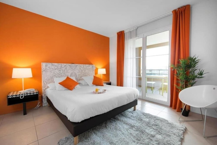 Spacious 2br Duplex Overlooking Green Parklands | Unwind In The Onsite Sauna - Mougins