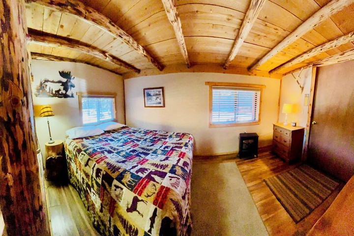 Great Mountain Cabin With River Views. Sleeps 4. 15 Miles To Wolf Creek Ski Area And 3/4 Mile Private Fishing. - South Fork, CO