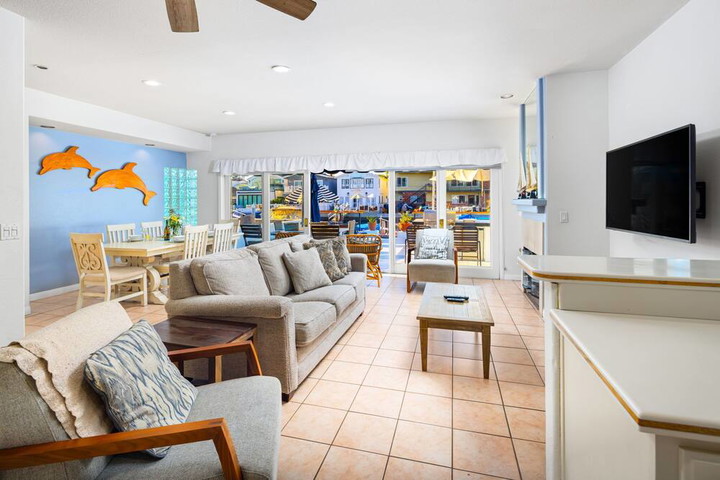 Waterfront W/jacuzzi, Deck, Walk To Beach & Restaurants! - Huntington Beach, CA