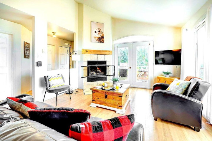 2br Charlevoix Chalet | River View & Fp | Sleeps 4 - Charlevoix