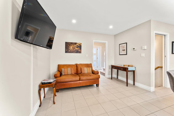 Five Star Equipped 4 Bedroom Plus Pull Out In Bsmt,  Near Lake, Downtown/queen's - Kingston, Canada