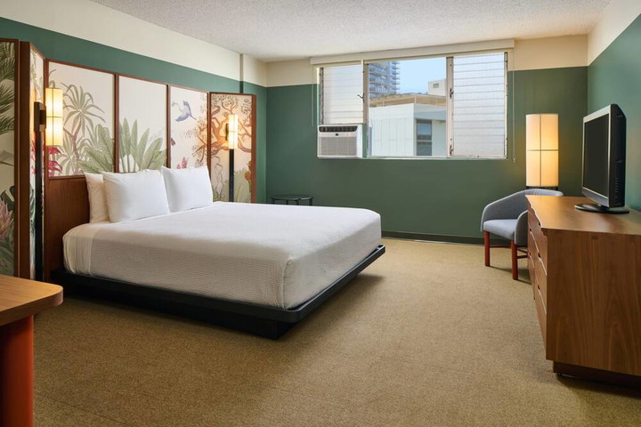 High Floor City View King, Elevated Garden Escape, Poolside Comfort, Near Beach - Honolulu, HI