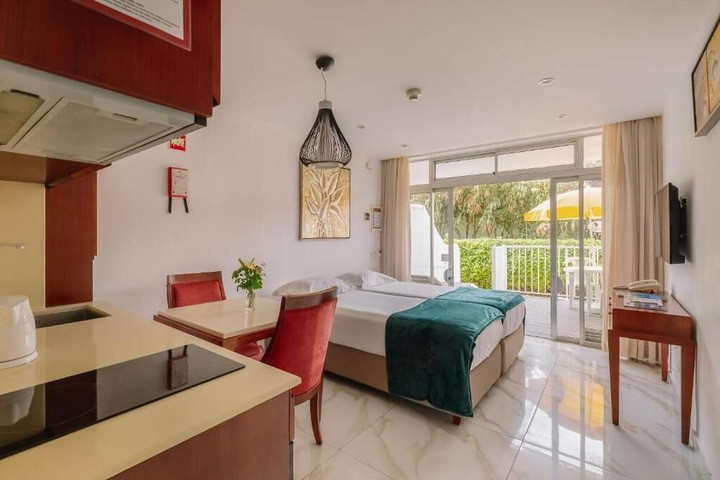 Seaside Terrace Room Splendor! Serene Spa Retreat W/ Parking | 4 Units - Albufeira