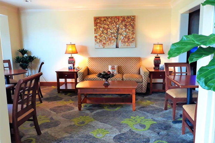 Spacious Suite With Kitchen | Free Breakfast - Houston, TX