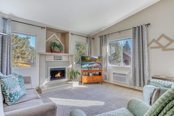 Feels Like Home  Mountain Views  Walk To Town  Top Floor Condo - Leavenworth, WA