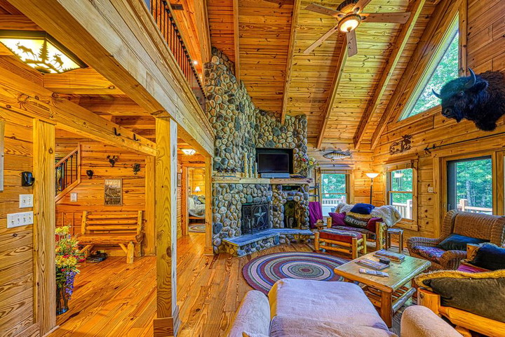 Luxurious Lakefront Cabin With Hot Tub, Game Room, & Washer/dryer- Dog Friendly - Lake Anna, VA
