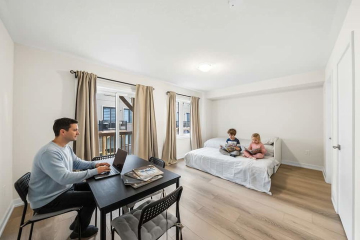 Spacious Modern 4br Oakville  Parking  Near Go - Oakville