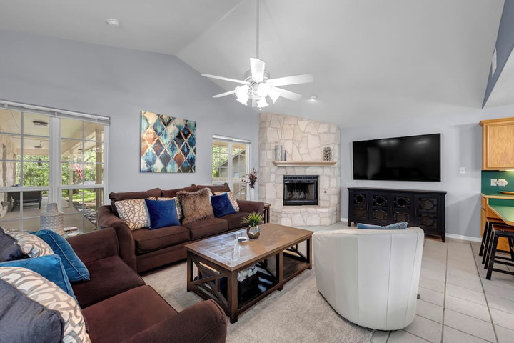 Lake Lbj Casa Lago , A Zenful Retreat; Game Room; Canal Front; Putting Green - Kingsland, TX