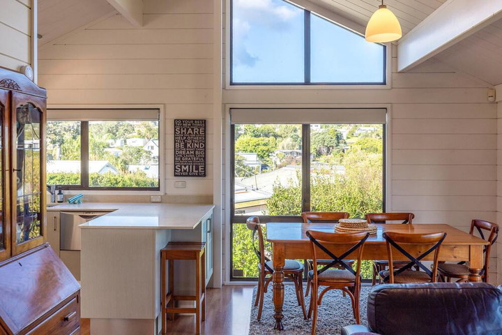Matai Cottage - Matai Cottage Is A Charming Two-bedroom Retreat That Offers Sweeping Ocean Views And Relaxed, Contemporary Comfort. Perfect For Couples, Families, Or Small Groups, The Cottage Blends The Feel Of A Classic Waiheke Getaway With Modern C - Waiheke Island