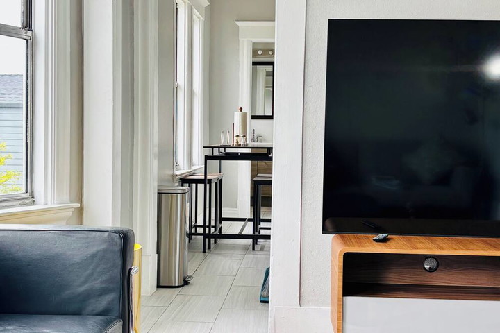 Beautiful 3-bedroom Condo One Block To Bart, One Stop To Sf - Oakland, CA
