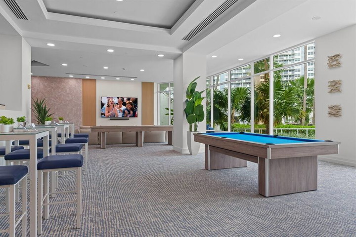 Crisp 1-bedroom Condo, Sleeps Up To 6. Short Walk To The Beach In Ft Lauderdale. - Fort Lauderdale