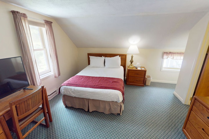 Cozy 1-bedroom Hotel Room, Hamilton - #303 Mohawk - Hamilton, NY