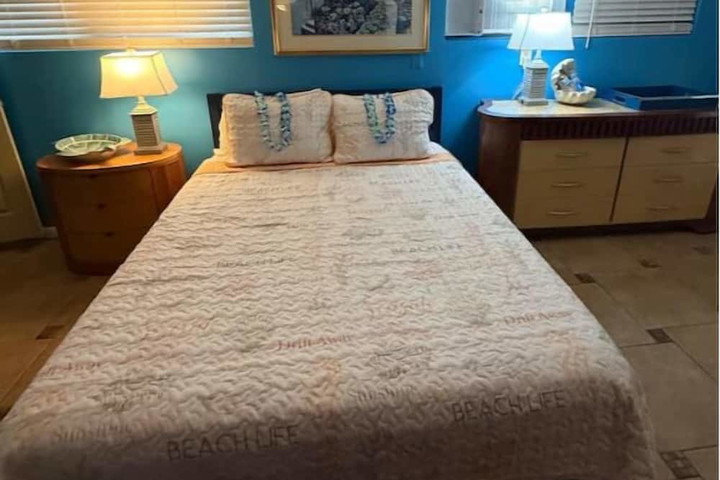 Palm Beach Tropical Hot-tub Pool Hide-a-way Suite - West Palm Beach, FL