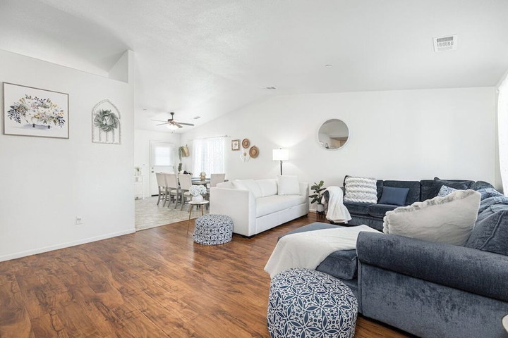 Bright & Comfy House Near Nas With Free Parking - Lemoore, CA