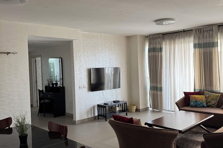 Beautifully Furnished 3 Bedroom Apartment With Spacious Living Area. Wifi & Dstv - Addis-Abeba