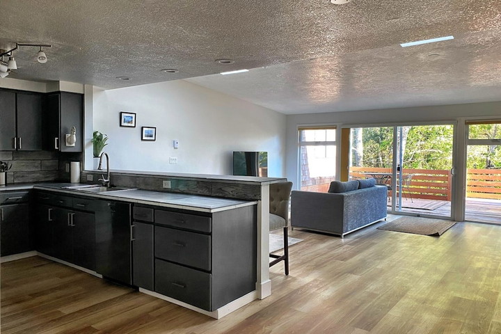 Beautiful, Large Suite. An Absolute Gem In Manzanita! Prime Location. - Manzanita, OR