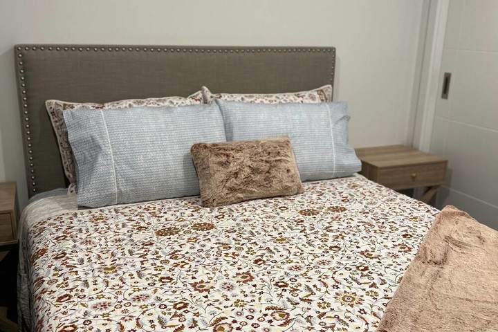 Self-contained Nice 2 Bedroom Flat With Own Kitchenette, Bathroom And Entrance. - Wellington