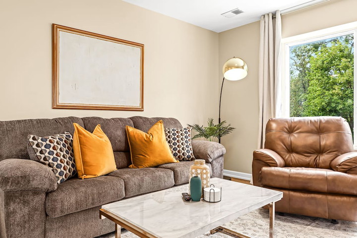 Modern 1br Upper Flat | King Bed + In-unit Laundry - Sterling Heights, MI