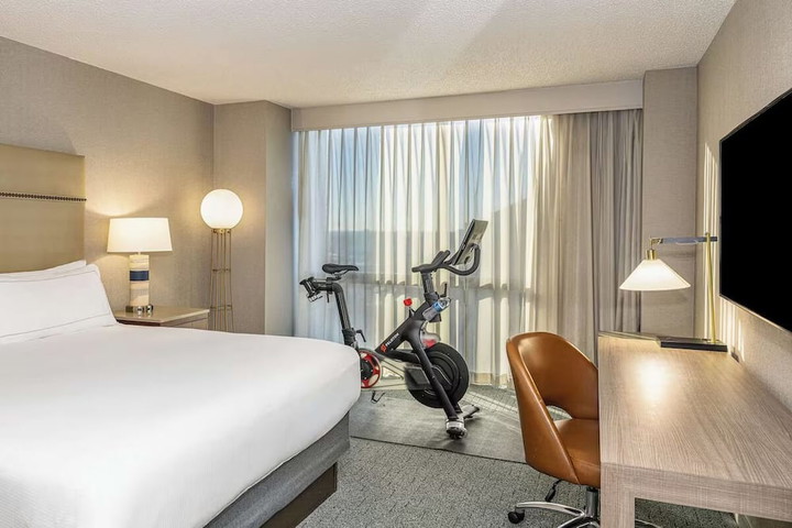 Escape For Leisure Or Work In A Spotless Room At Richardsons Heart - Plano, TX
