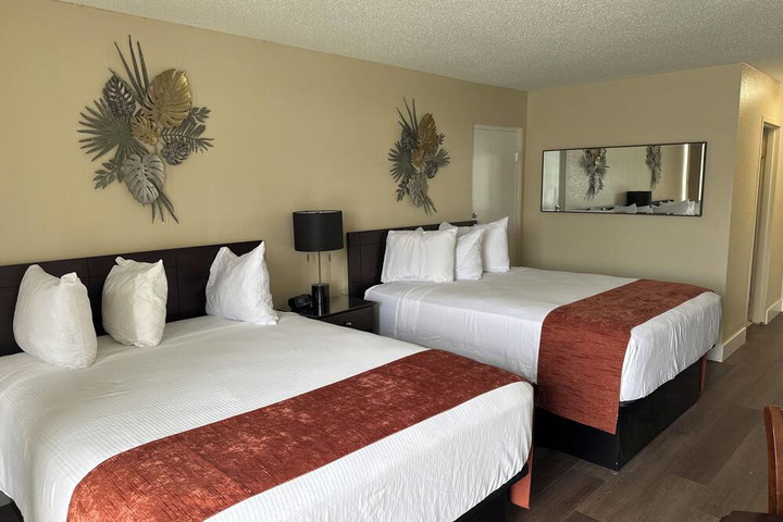 Bayview Waterfront Room, Heated Pool, Tiki Bar & Grill ! - Tampa Bay, FL
