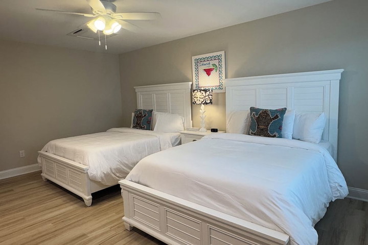Luxury Lodging, Lakefront View,  3-bedroom, 3.5 Bath, Sleeps 10, Wrap-around Patio. - White Lake, NC