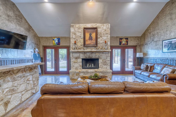 Large Spacious Home With Wheelchair Accessible Pool - Utopia, TX
