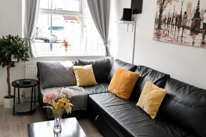 Modern 2-bed, 2-bath Bungalow - Dartford