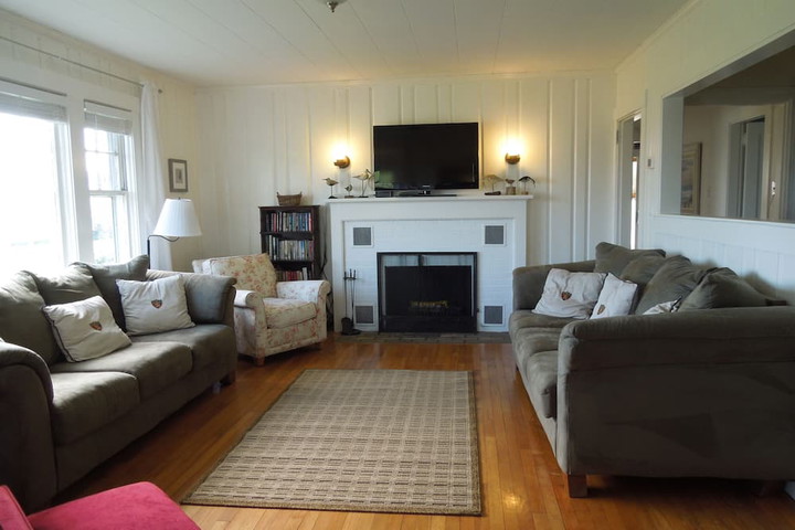 Ocean View House W 2 Bedrooms, 2 Bathrooms, Living Room,fireplace, Kitchen,patio - Tiverton, RI