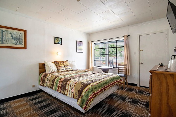 1 Queen And 1 Twin Room With Kitchenette - Bryson City, NC