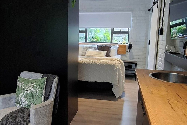 Private Luxury Studio 200m To Beach. Includes Ac & Pool Access - East London