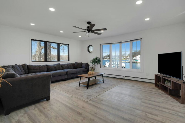 Dog Friendly Lakeview Family Retreat With Hot Tub, Firepit And Game Room - Sparta Township, NJ