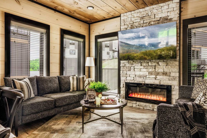 Lux Rooftop Cabin, Indoor Pool, Lazy River, Water Park, Hot Tub, Sleeps 22 - Douglas Lake, TN
