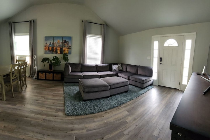 King Bedroom, Outdoor Cabana W/ Bed Swing, Quiet House Minutes To D/t Louisville - Charlestown, IN