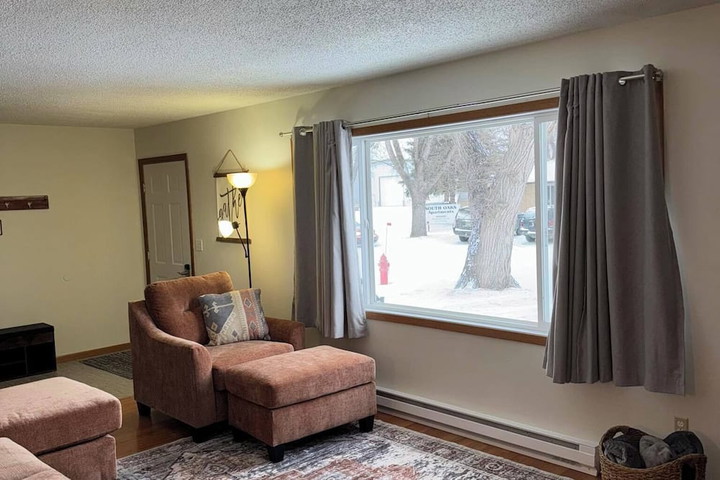 Cozy Retreat Near Main Street. Charming 3-bedroom House In Lovely Lisbon. - North Dakota