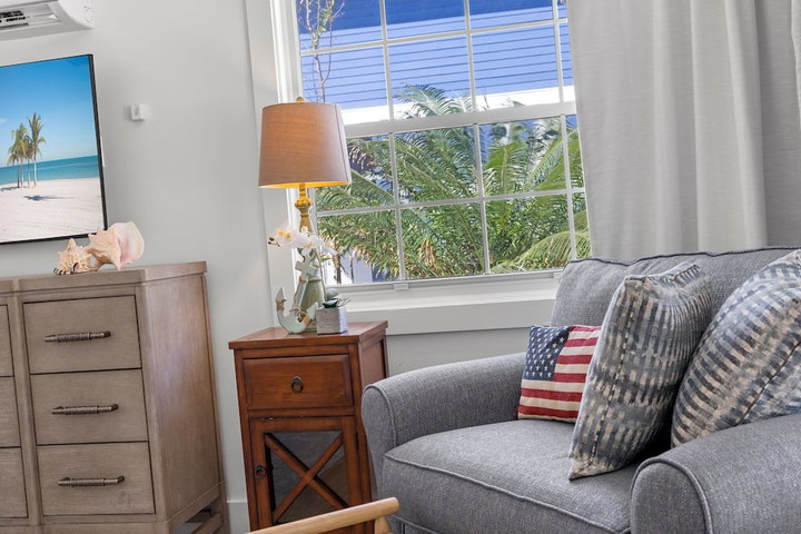 Historic Captiva Po Cottage Garden Suite Steps To Beach Casual Lux Décor - Jensen's "On The Gulf" 7 - Sanibel Island, FL