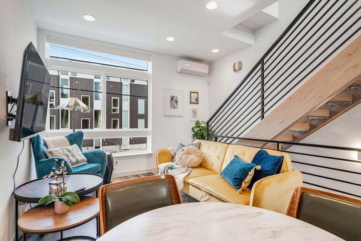 Perch - Woodland Suite: Chic Townhome Steps From Woodland Zoo W/ Parking - Kirkland, WA