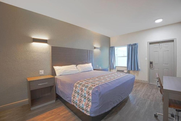 Escape To Updated Unit Near American Space Museum With Parking - Titusville, FL