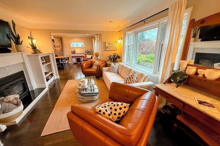 Couple's Oasis At Horner Park, Welch Homes & Hospitality, Pet Friendly Property. - Victoria