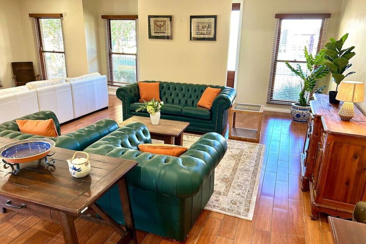 Grand Retreat In Peaceful Street - Albury