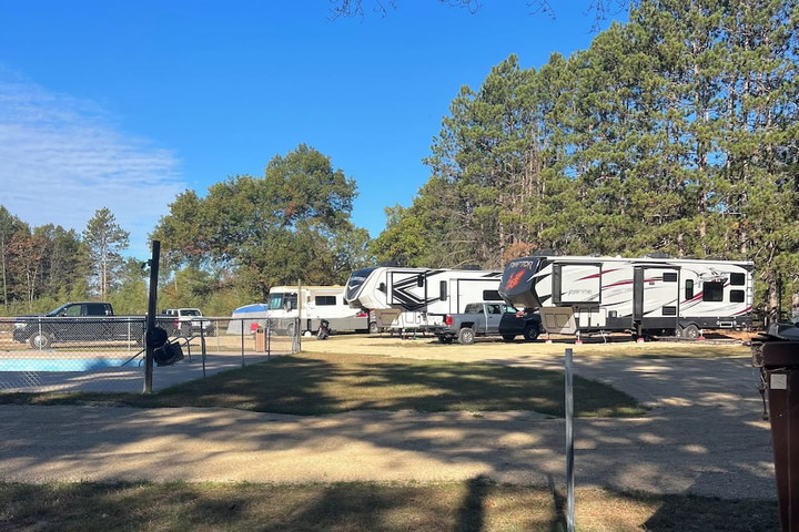 Emplacement Camping-car 50/30 Amp Avec Branchements Complets. Semi-privé & Isolé - Wisconsin