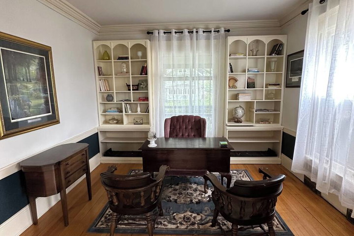 The Grand Rapidian- Historic 4-bedroom House With Fenced In Yard! Pet Friendly! - Cedar Rapids, IA