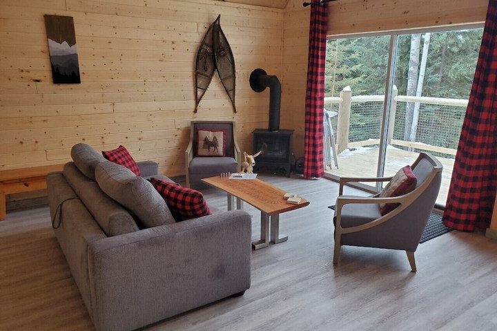 Peaceful Lakeside Cabin - British Columbia