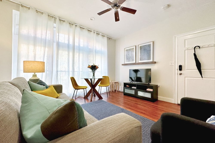 Stunning 1br Apt. In Historic Row Home W/ Parking - Baltimore, MD