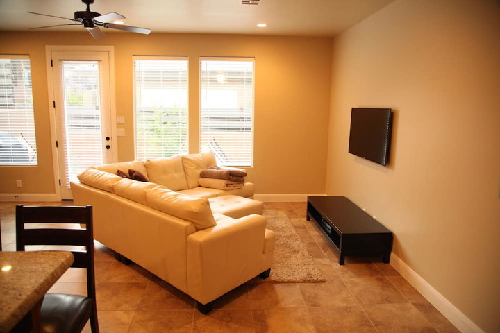 New Upscale Southern Utah Getaway: 4 Bed, 2.5 Bath, Sleeps 10 - Washington, UT
