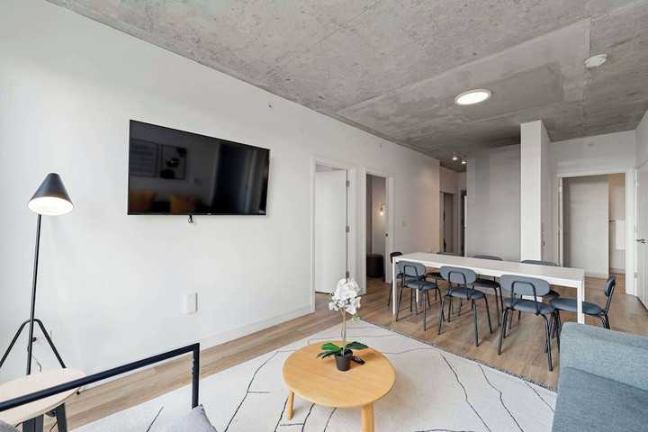 Spacious 4br Central Apartment W/ Skyline Views - Chicago, IL