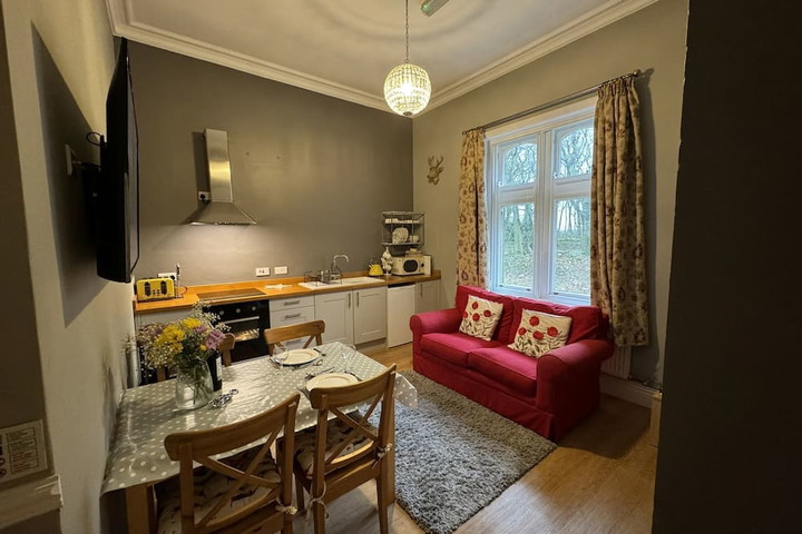 Cosy Self Catering Apartment In Large Victorian Residence - Castleton