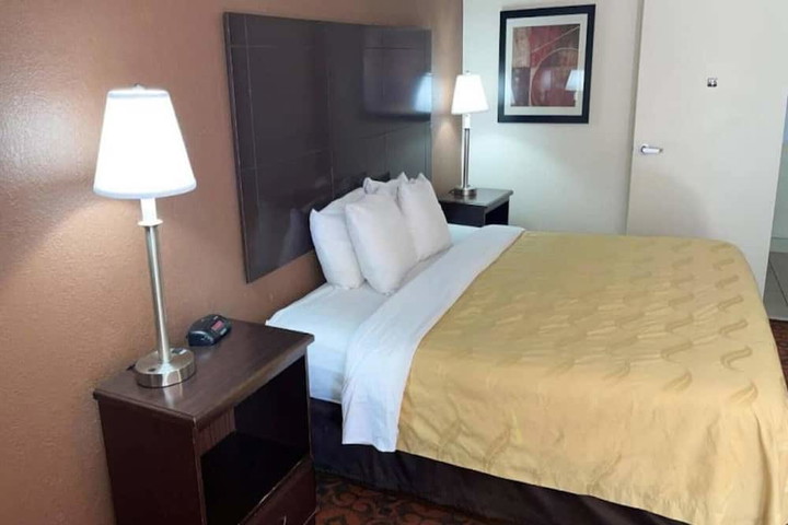 1 King Bed | Smoking, Micfridge - Oklahoma City, OK