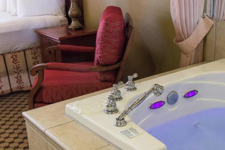 Spacious 1br Deluxe Villa W/ Full Kitchen, Balcony & Jetted Tub - 800 Sq Ft - Orlando